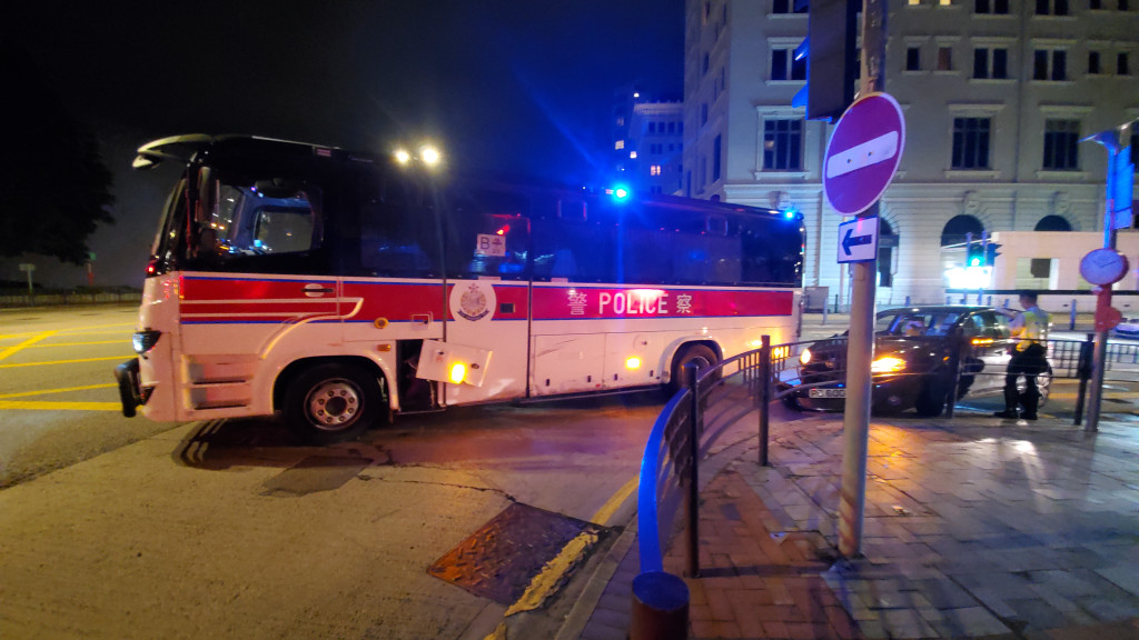 尖沙咀PTU戰術戰車轉線疑偏差與私家車踫撞 同車身損毀無人傷 | 星島日報