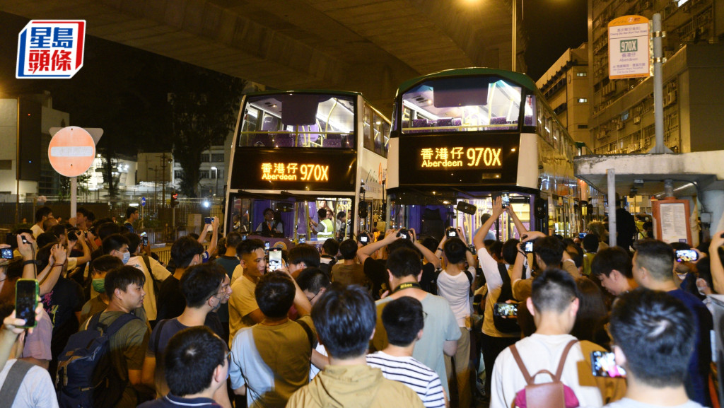 新巴城巴今正式合併 逾百市民長沙灣趕搭970X尾班車 車長：好感觸 | 星島日報