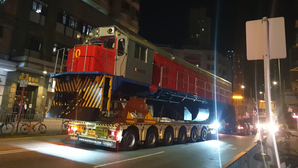 港鐵60號舊式柴油機車移入鐵路博物館 大批鐵路迷到場拍攝 | 星島日報